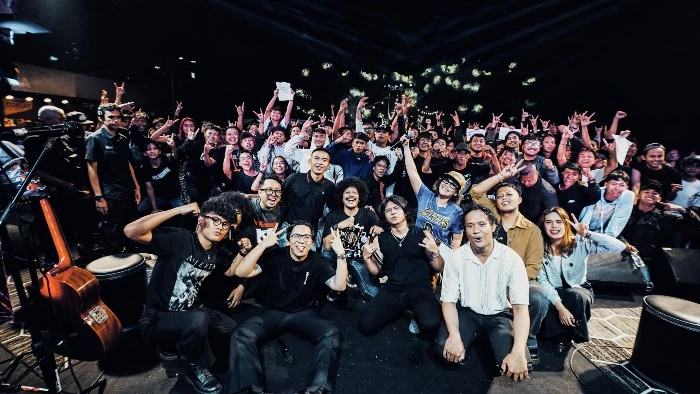 "Rumpang" di Kota Kembang, Nadin Amizah Tampil Menawan di DCDC SOUL ...
